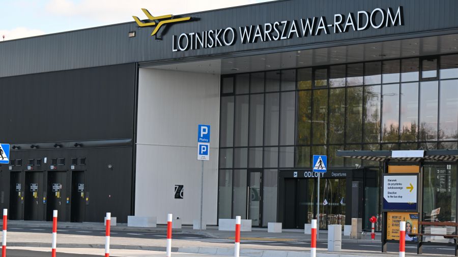 Po katastrofie F-16 lotnisko w Radomiu zostało zamknięte. Nowe informacje dla pasażerów