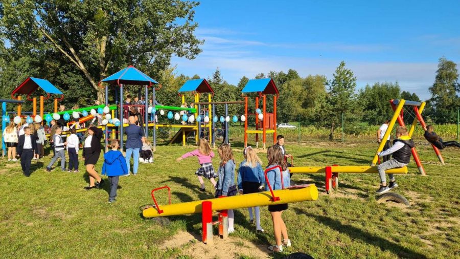Tak powstawał plac zabaw przy SP w Laskownicy (mat. Robert Koniec) Tak powstawał plac zabaw przy SP w Laskownicy (mat. Robert Koniec)