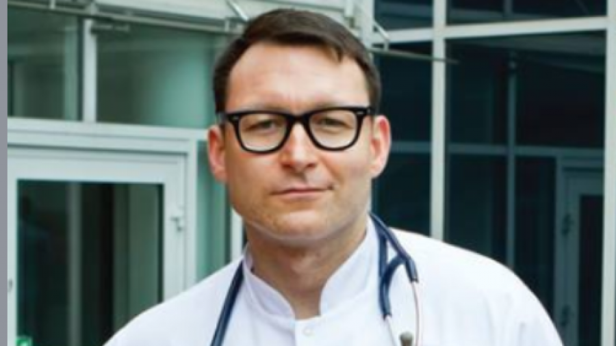 Dr Paweł Rajewski: „Poczekajmy z odwołaniem pandemii do jesieni”