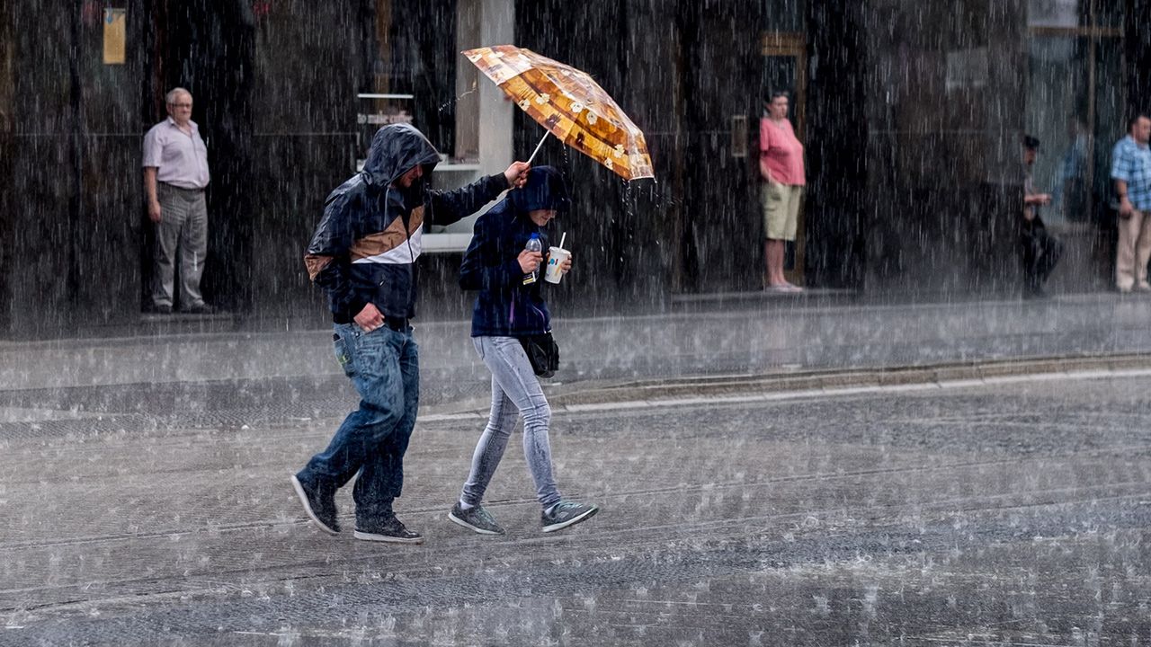 Pogoda w niedzielę 27 lipca. Burze nad Polską, intensywne opady deszczu. Alert RCB, prognoza ...