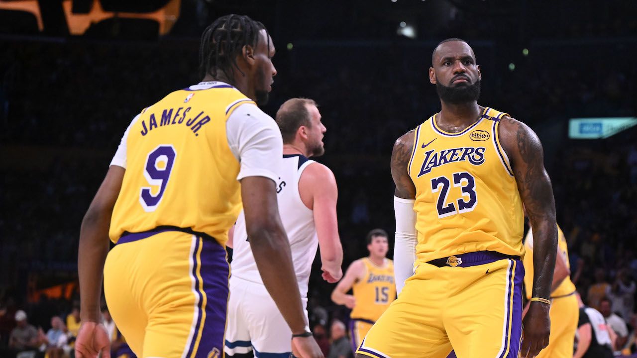 LeBron James i Bronny James zagrali razem w oficjalnym meczu NBA w Los Angeles Lakers ...