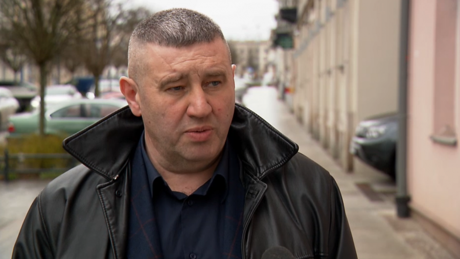 Lekarz stwierdzający zgon nie zauważył noża w piersi ofiary ... Lekarz stwierdzający zgon nie zauważył noża w piersi ofiary ...