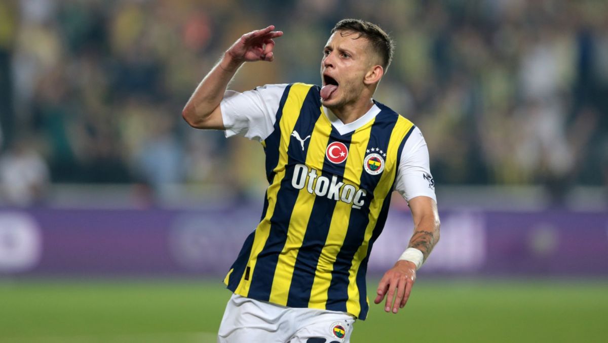 Sebastian Szymański i Manchester United. Media: gracz Fenerbahce w ...