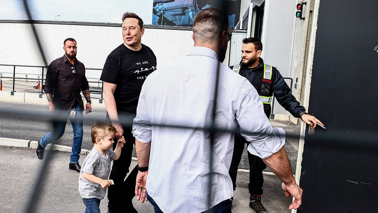 Koniec paraliżu. Pod okiem Muska niemiecka fabryka Tesli wznowiła ...