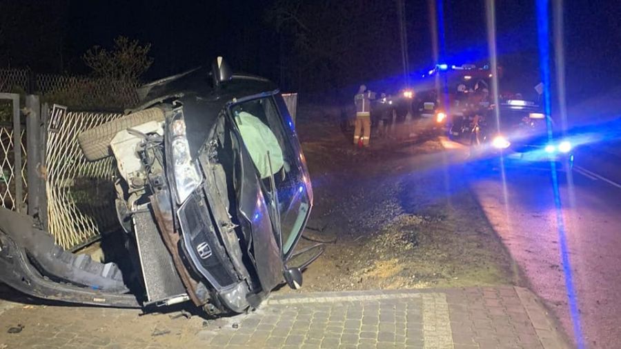 Wypadek w powiecie pajęczańskim. Honda uderzyła w ogrodzenie Wypadek w powiecie pajęczańskim. Honda uderzyła w ogrodzenie