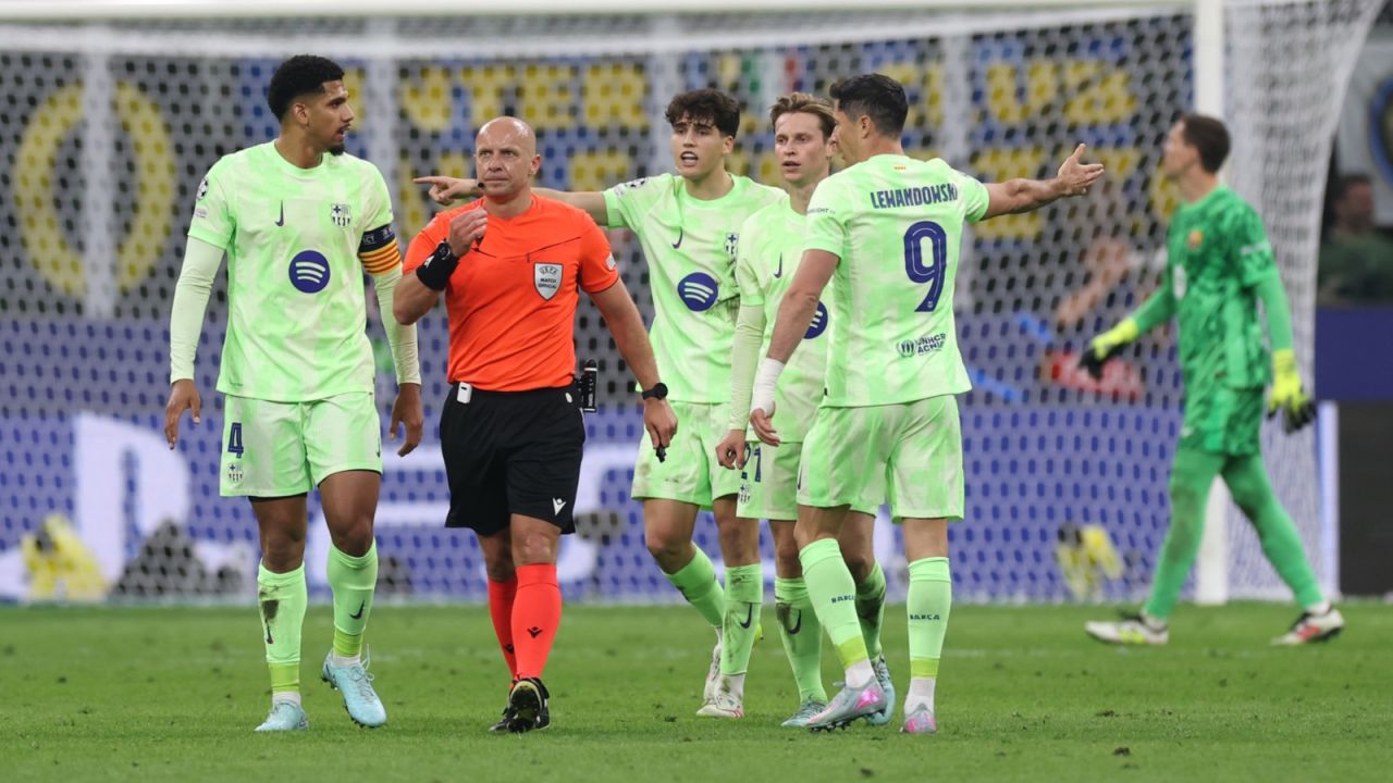 Pedri i Ronald Araujo wściekli na Szymona Marciniaka. "UEFA powinna się ...