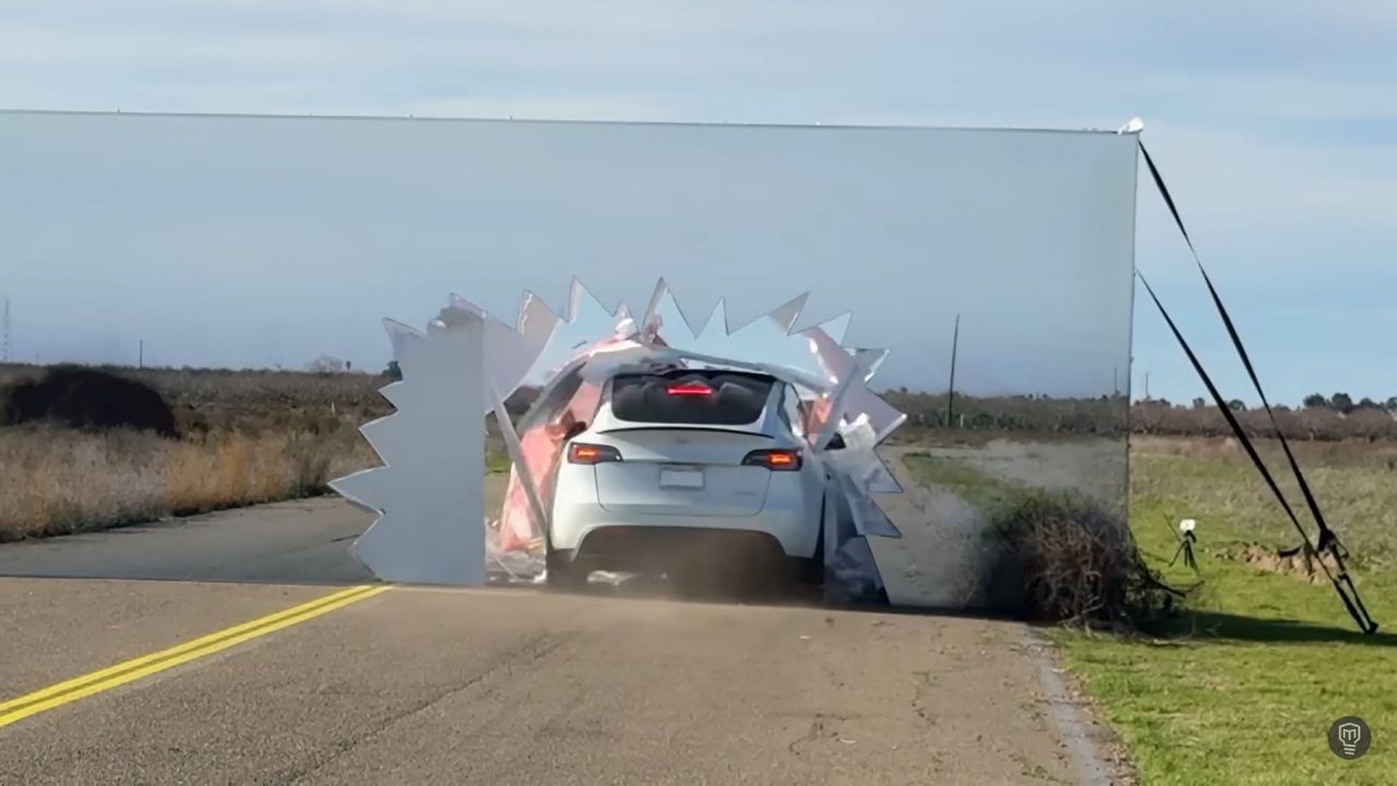 Tesla nie hamowała. Po prostu wjechała w ścianę. Bo była na niej ...