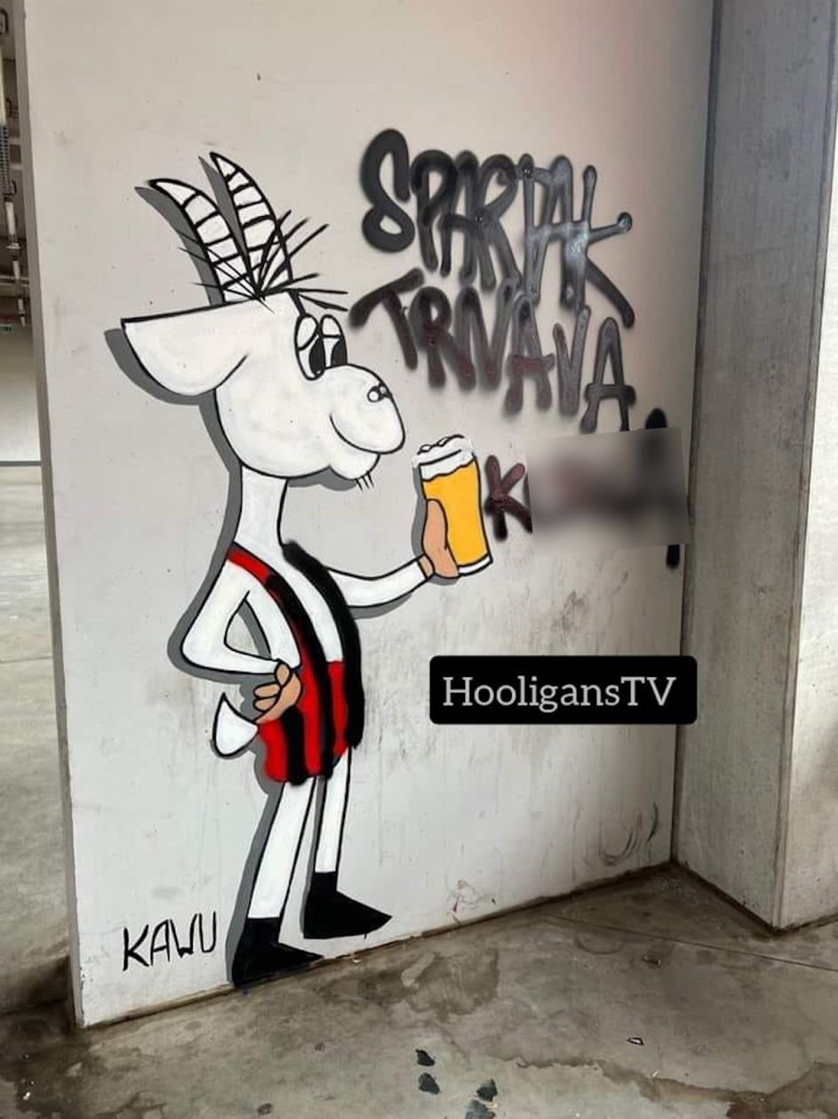 Kibic Lecha Poznań zostawił graffiti na stadionie Spartaka Trnawa przed ...
